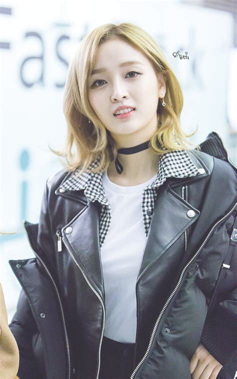 WJSN Wu XuānYí 선의 吳宣儀 우쉬안이 commute 우주소녀 초커 출근길 금발머리 Yuehua