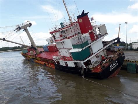 Itoim Вьетнамд Монголын далбаатай усан онгоц осолдож 18 контейнер живжээ