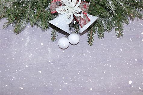 어두운 배경에 크리스마스와 새해 눈 조각에 장식 가지 텍스트 장소 축하 선택적 초점 새해 카드 0명에 대한 스톡 사진 및 기타