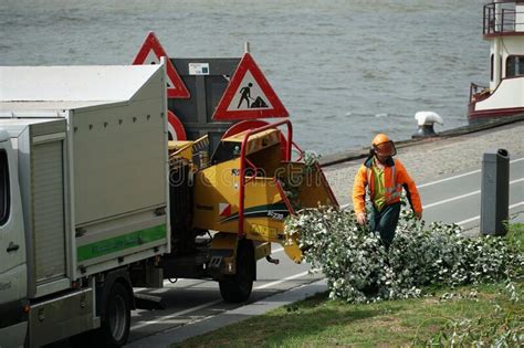Hombre Con Traje De Caldera De Trabajo De Color Naranja Y Casco