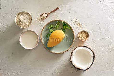 Arroz Pegajoso Del Mango Con Arroz Leche De Coco Y Fondo Del Az Car