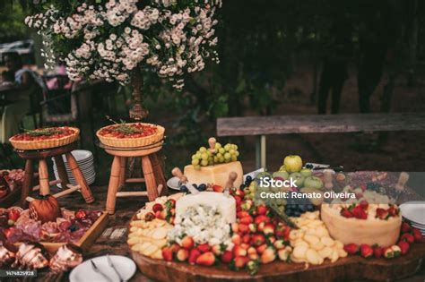 맛있는 치즈 과일 및 고기로 가득한 아름다운 샤퀴테리 보드 결혼식 및 특별 행사에 적합합니다 0명에 대한 스톡 사진 및 기타 이미지 Istock
