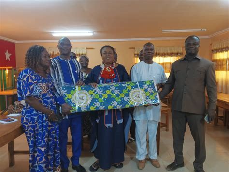 Savanes social Ingrid Awadé fait don de 3000 pagnes aux populations