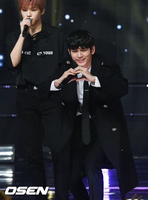 사진 워너원 옹성우팬들 향한 사랑의 하트