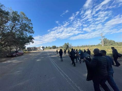 Manifestantes Intentan Bloquear Camiones De Ayuda En El Paso Fronterizo