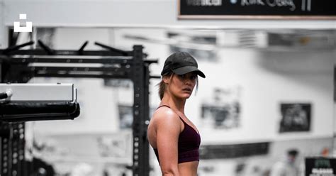 빨간 스포츠 브래지어와 검은 색과 회색 반바지를 입은 여자가 검은 색 운동 장비에서 운동하고 있습니다 사진 Unsplash