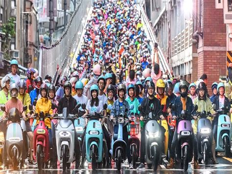台北橋1572台電動機車瀑布 改寫金氏紀錄 Yahoo奇摩新聞