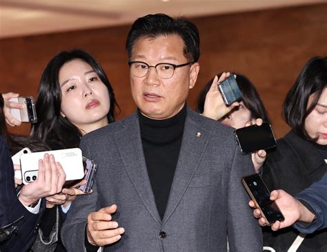 與 ‘尹 2 3월 하야 4 5월 대선 결론 못내… 친한 “너무 늦다”
