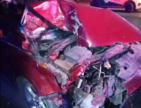 Abandonan Vehículo Tras Chocar Contra Camioneta Estacionada En Gómez