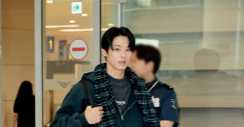 더 보이즈 주연 싹둑 자른 스웻팬츠 공항패션 눈길
