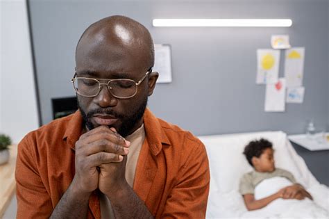 병원에서 아들을 위해 기도하는 아버지 기도하기에 대한 스톡 사진 및 기타 이미지 기도하기 사람들 아버지 Istock