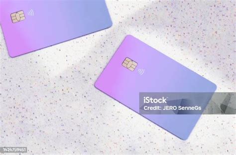 부드러운 조명과 그림자가있는 테이블 위에 칩이 보이는 플라스틱 신용 카드 흰색 표면에 분홍색 컬러 카드 개념 금융 구매 지불 대출 지출 투자 및 부채 0명에 대한 스톡 사진