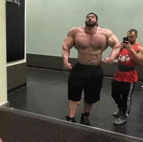 從瘦竹竿變身「地球上最大的肌肉男」！連廁所都裝不下了！ 每日頭條