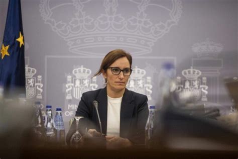 Mónica García se compromete a integrar las residencias en el SNS y no