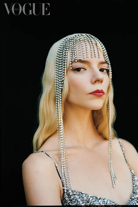 Anya Taylor Joy lució un look de Richard Quinn en The Late Late Show