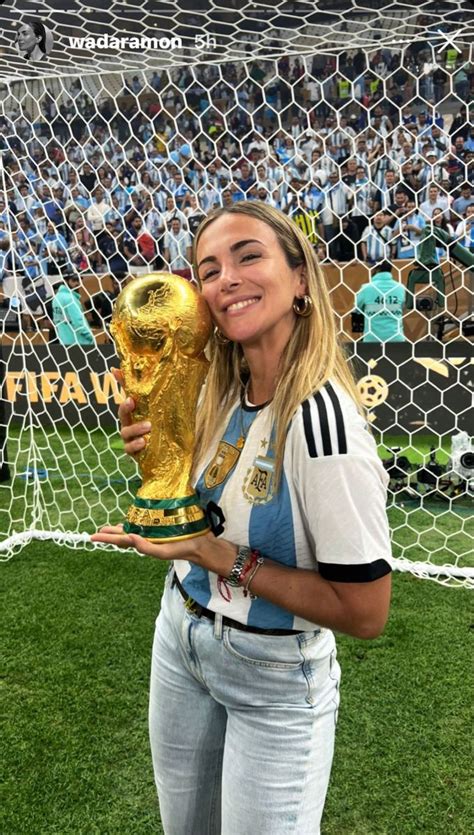 Pin By Youli On Random Pics Football Girls Sport Girl Football Wags