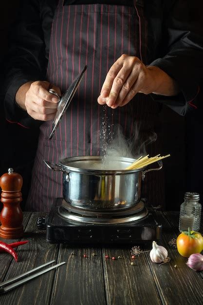 En la cocina la sopa dietética es preparada por las manos del cocinero