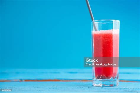 스무디 파란색 나무 배경에 투명 유리에 갓 압착 수박 주스 0명에 대한 스톡 사진 및 기타 이미지 0명 개념 건강한 생활