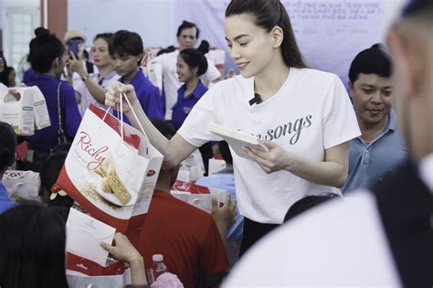Hồ Ngọc Hà Trao Quỹ Thiện Nguyện 500 Triệu đồng Trước Thềm Liveshow