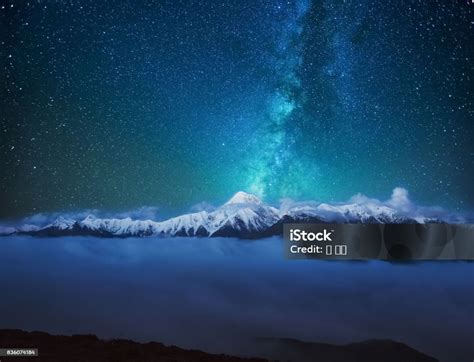 亞洲中國西方的四川草地草地雪皚皚群山 自然風光 高原風光 水準組成 照片檔及更多 中國 照片 中國 室外 摄影 Istock
