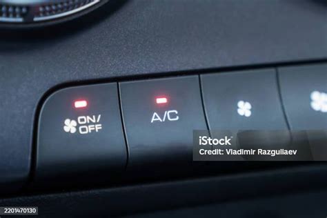 기후 규칙과 안락 정비를 위한 차 공기 조절 장치의 제어반 Ac 및 팬 설정을 자세히 강조하는 차량 Hvac 제어 패널의 클로즈업 보기 0명에 대한 스톡 사진 및 기타