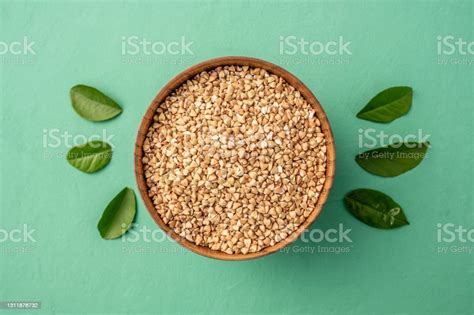 녹색 메밀의 나무 그릇과 그 옆에 잎 균형 잡힌 영양과 건강한 식품의 개념 건강한 식생활에 대한 스톡 사진 및 기타 이미지