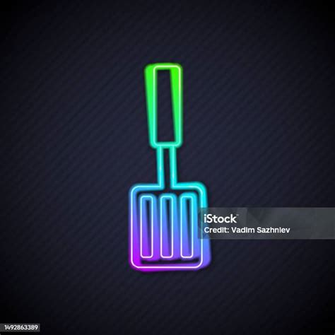 검은 색 배경에 고립 된 빛나는 네온 라인 바베큐 주걱 아이콘 부엌 주걱 아이콘 바베큐 주걱 기호 바베큐 및 그릴 도구 벡터 가정 생활에 대한 스톡 벡터 아트 및 기타