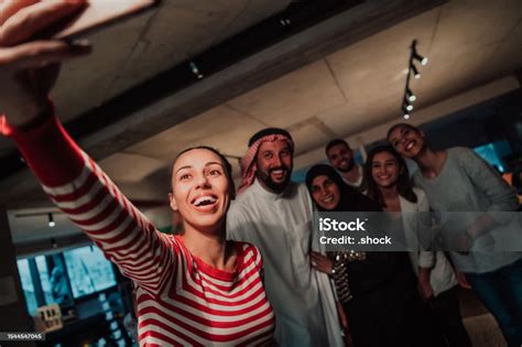 현대적인 사무실에서 스마트폰으로 셀카 사진을 찍는 다양한 사업가 팀 Brand Name Smart Phone에 대한 스톡 사진