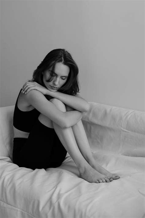 맨발 블랙 앤 화이트 수직 쐈어 앉아 있는 여성 패션 사진 포즈를 취하는에 관한 무료 스톡 사진