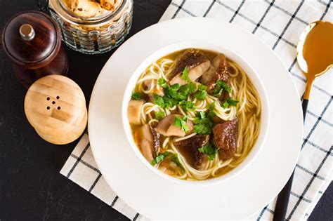 둥근 나무 스탠드에 그릇에 흰색 버섯의 맛있는 향기로운 수프 맨 위 보기입니다 검은 색 배경 감자 요리에 대한 스톡 사진 및 기타 이미지 Istock