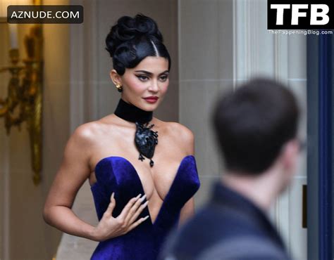Kylie Jenner Sexy Seen Flaunting Her Deep Cleavage At Paris Fashion