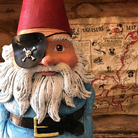 Travelocity Elf At Lucinda Nicoll Blog