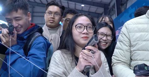 Chị Em Phụ Nữ Mải Mê Chơi Súng ở Triển Lãm Quốc Phòng Báo Dân Trí