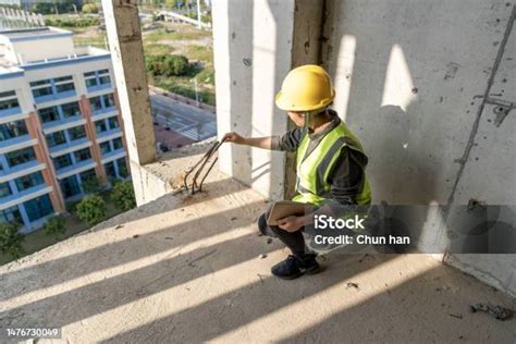 여성 건설 노동자가 건설 현장에서 철근의 품질을 확인합니다 강철에 대한 스톡 사진 및 기타 이미지 강철 건설 산업 건설 현장 Istock