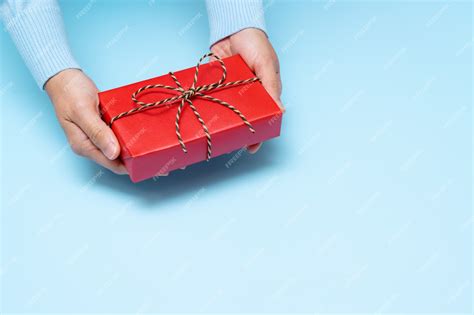 선물 상자를주는 손 프리미엄 사진