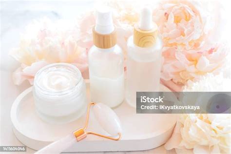 나무 쟁반에 모란 꽃이있는 흰색 화장품 병 용기 화장품 Spa 브랜딩 모형 마사지 용 쿼츠 롤러가있는 천연 유기농 미용 제품 0명에 대한 스톡 사진 및 기타 이미지 Istock