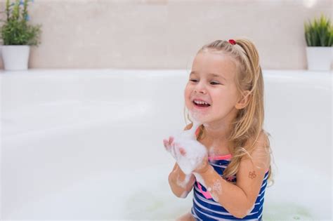 Petite Fille Blonde Prenant Un Bain Moussant Dans Une Belle Salle De