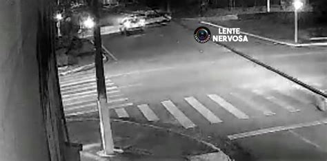 EXCLUSIVO Vídeo mostra motorista passando sinal vermelho e causando acidente capotamento