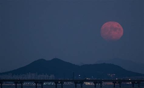 [날씨] 인천 낮 최고 27도 늦더위…구름 사이로 보름달