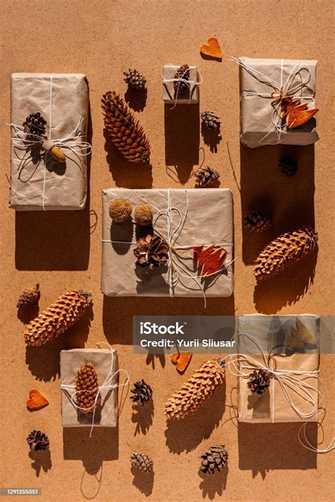 제로 폐기물 크리스마스 놀링 개념 플랫 누워 하드 그림자 수공예 에코 기프트 내츄럴 한 연말 장식 최고 보기 12월에 대한 스톡 사진 및 기타 이미지 Istock