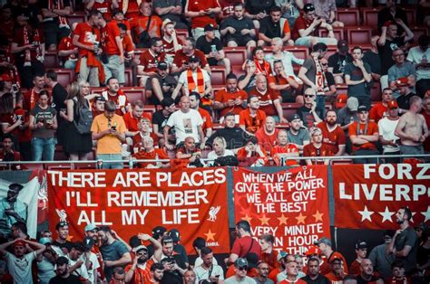 Мадрид Испания 1 ОЕ МАЯ 2019 Вентиляторы Ливерпуля в стойках поддерживают команду во время