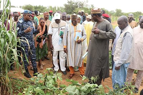 Visite du ministre de lAgriculture et de lElevage à lONAHA et à l