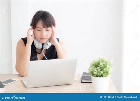 戴耳机的亚洲年轻美女微笑着在笔记本电脑上通过聊天视频打招呼 库存照片 图片 包括有 生活方式 交谈 161182160