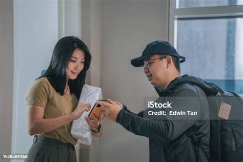 스마트 폰으로 택배 패키지 서명 영수증을 받는 아시아 중국 여성 스마트폰에 대한 스톡 사진 및 기타 이미지 스마트폰 배달 건네주기 Istock