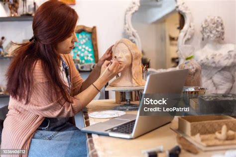 서울에서 그녀의 스튜디오에서 일 하는 한국 여성 아티스트 조각가에 대한 스톡 사진 및 기타 이미지 조각가 고요한 장면 공예 Istock