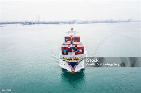 바다에서 항해하는 화물 컨테이너 선박 수출입 비즈니스 및 산업 물류 상품 운송 바다에서 컨테이너선으로 국제 공포 조감도 컨테이너선에 대한 스톡 사진 및 기타 이미지 Istock