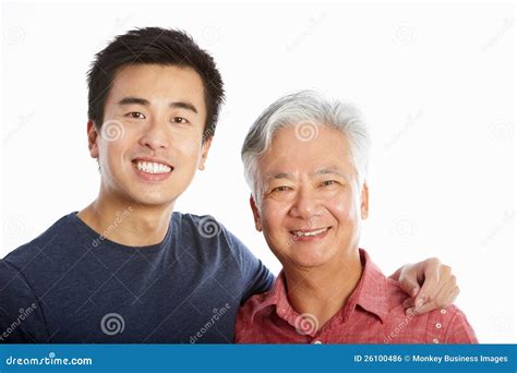 Studio Portrait Des Chinesischen Vaters Mit Erwachsenem Sohn Stockfoto Bild Von Kong Vati