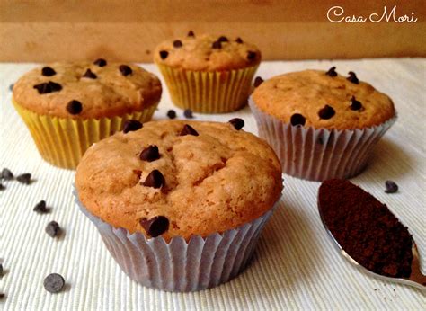 Muffin allo yogurt al caffè con gocce di cioccolato senza uova