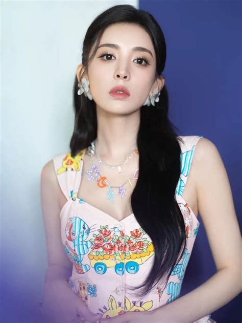 古力娜扎身穿俏皮短裙，变身嘟嘴可爱卖萌少女，美艳动人！