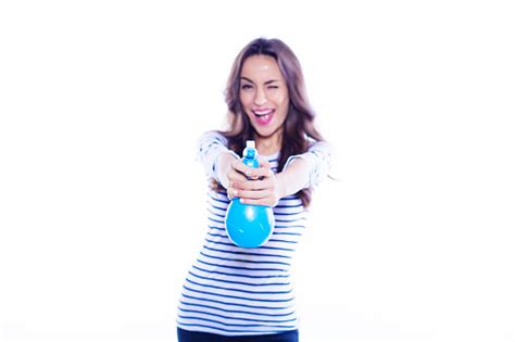 하우스 청소입니다 그녀의 손에 분무기와 쾌활 한 아름 답 고 활기찬 젊은 여자는 그녀의 아파트를 청소 하 고 유리 청소를 의미 합니다 가사 집안일에 대한 스톡 사진 및 기타